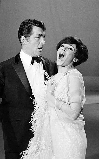 DEAN MARTIN, SHIRLEY Bassey on Dean Martin Show 1960s TV Photo EUR 6,52 ...