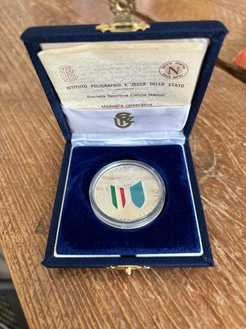 MEDAGLIA NAPOLI CAMPIONE d'Italia 1986/1987 (in oro e argento) EUR 490 ... MEDAGLIA NAPOLI CAMPIONE d'Italia 1986/1987 (in oro e argento) EUR 490 ...