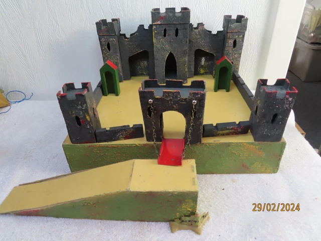 VINTAGE TRI-ANG TOY "Y" castle. Complete with original box. £25.00 ...