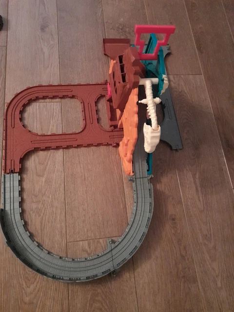 THOMAS THE TANK Engine And Friends Take N Play Roaring Dino Run £10.00 ...