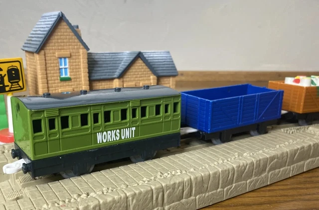 THOMAS & FRIENDS TrackMaster Cargo Cars Station Repair Cars Works Unit ...