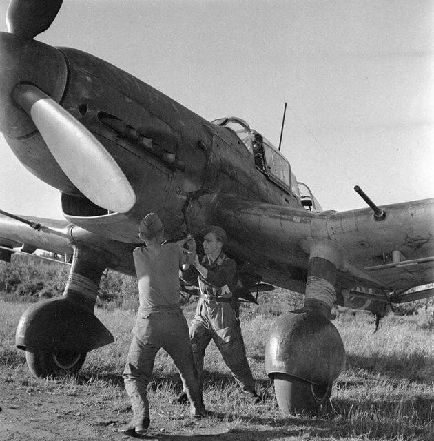 WW2 WWII PHOTO World War Two / German Luftwaffe Ju87 Stuka Crank Start ...