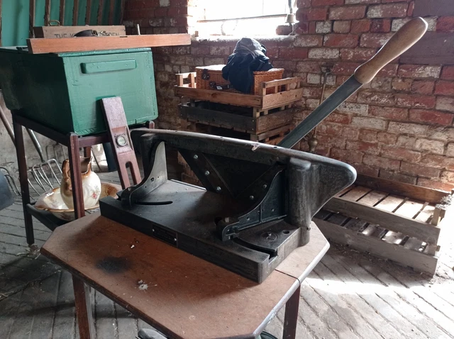 VINTAGE MITRE TRIMMER Moulding Guillotine Cast Iron. £80.00 - PicClick UK