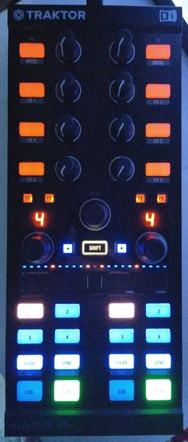 NATIVE INSTRUMENTS TRAKTOR Kontrol X1 Mk2 + Stand + Chroma Caps Encoder ...