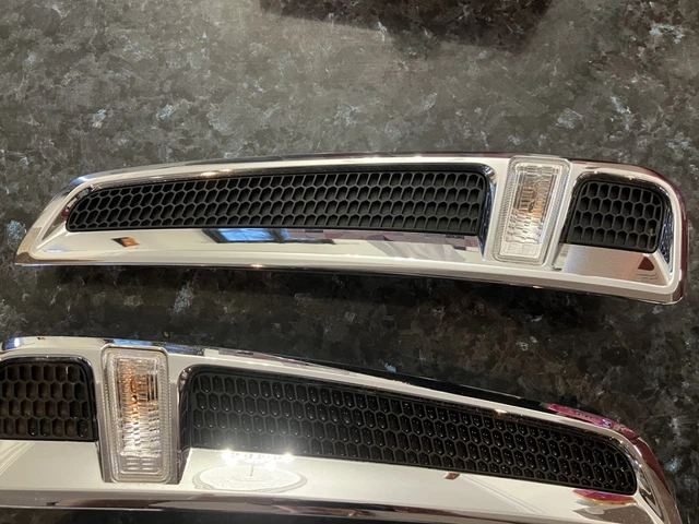 HOLDEN COMMODORE VF Front Guard Flute Flasher Indicator Repeaters ...
