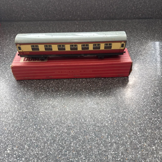 HORNBY 4005 CORRIDOR Coach 1st/2nd D12 - 00 Gauge - Model Railway ...