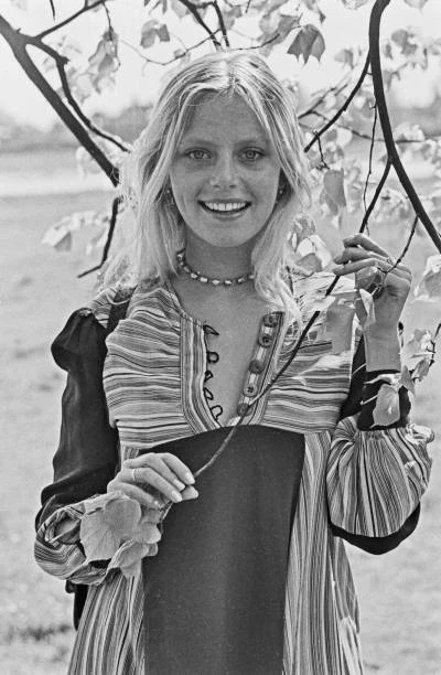 ENGLISH ACTRESS AND model Anulka Dziubinska UK 1973 OLD PHOTO £4.46 ...