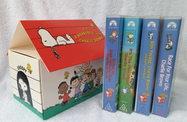 SNOOPY 4X VHS Tapes In Kennel Shaped Boxset, Charlie Brown PEANUTS ...