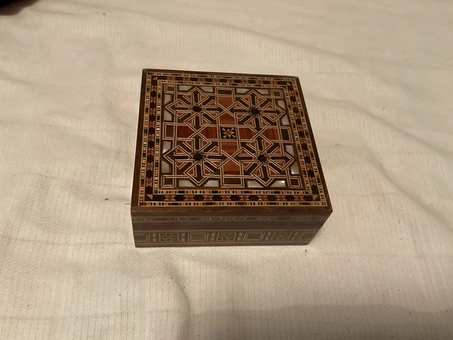 ANCIEN PETIT COFFRET en bois marqueté Incrustation De Nacre EUR 8,00 ...