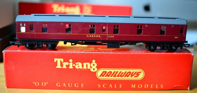 TRI-ANG RAILWAYS R339 2nd Class BR Sleeping Car 2510 Maroon Boxed ...