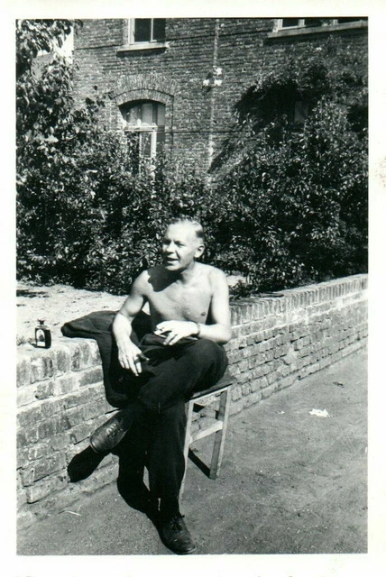 FOTO, 2.WK, R.A.D-ABT. K6/121: Sommer Freizeit im Hinterhof (MB)21177 ...