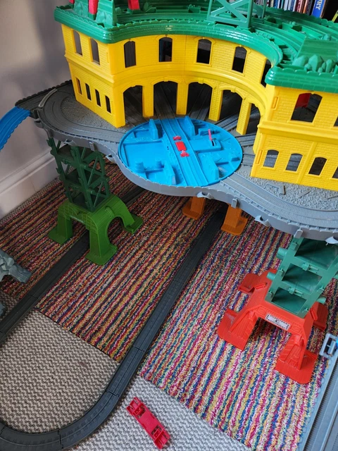 THOMAS & FRIENDS Super Station Playset with Trackmaster Train Storage £ ...