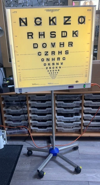 4 INTERCHANGEABLE logarithmic visual acuity charts with light box stand ...