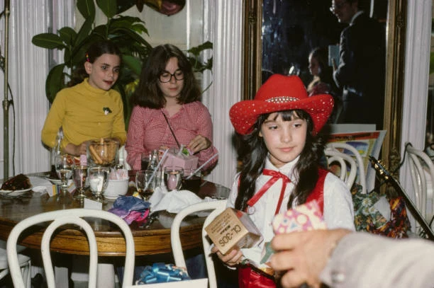 AMERICA CHILD ACTRESS Danielle Brisebois wearing a red cowboy hat - Old ...