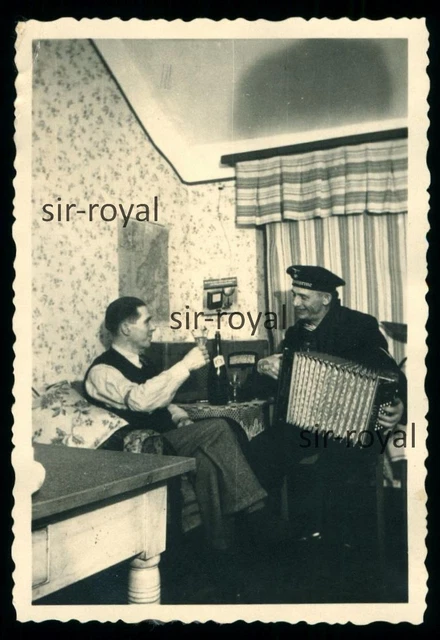 KRIEGSMARINE MATROSE MIT Akkordeon neben Röhrenradio - WK2 Foto 6x9cm ...