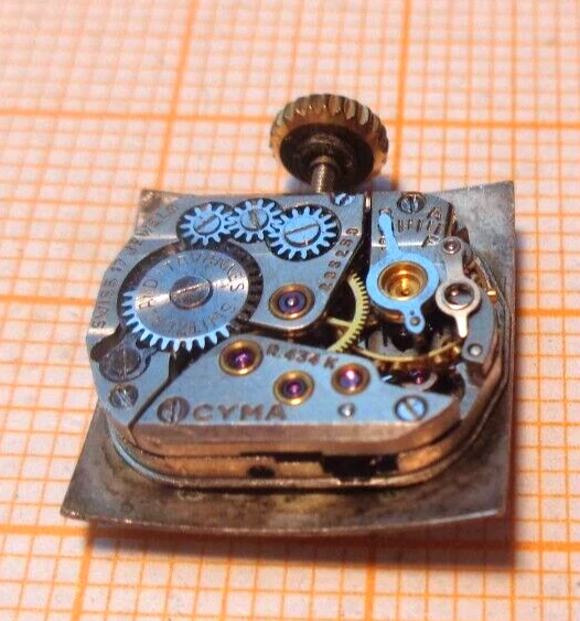 ÄLTERES GEBRAUCHTES HANDAUFZUG Werk CYMA R. 434 K defekt Unruhe OK XX14 ...