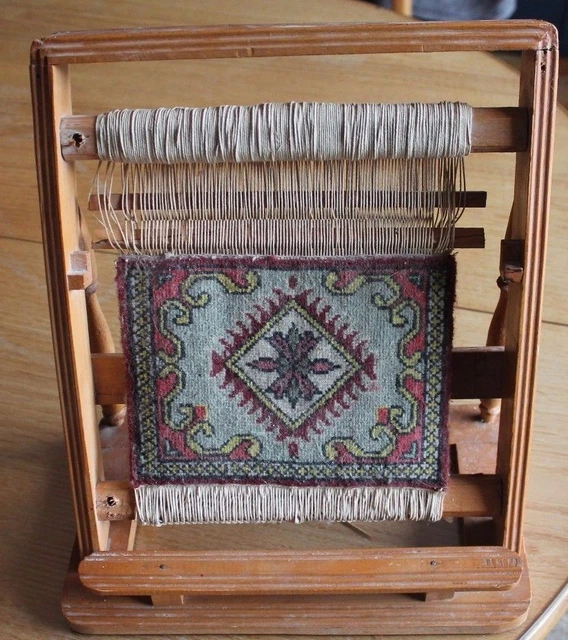 ANCIEN ET JOLI petit métier a tisser tapis de poupée EUR 90,00 ...