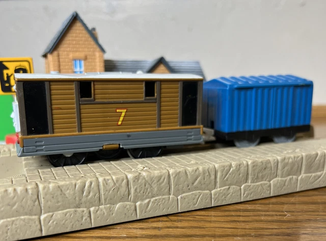 THOMAS & FRIENDS TrackMaster Toby Motorized Train Engine Blue Cargo Car ...