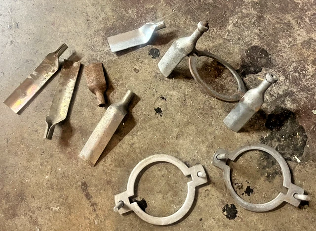 TRIUMPH TR6 SPITFIRE GT6 SPEEDOMETER TACHOMETER & vent brackets leaves ...