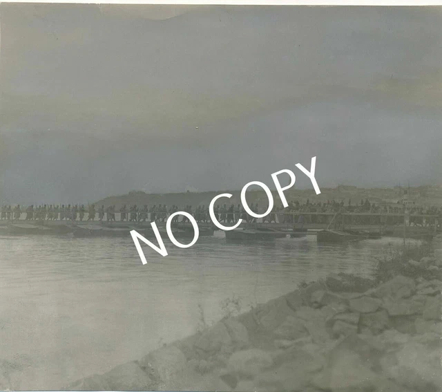 FOTO WK I Soldaten überqueren Pontonbrücke über Fluß Loire F1.7 EUR 34 ...
