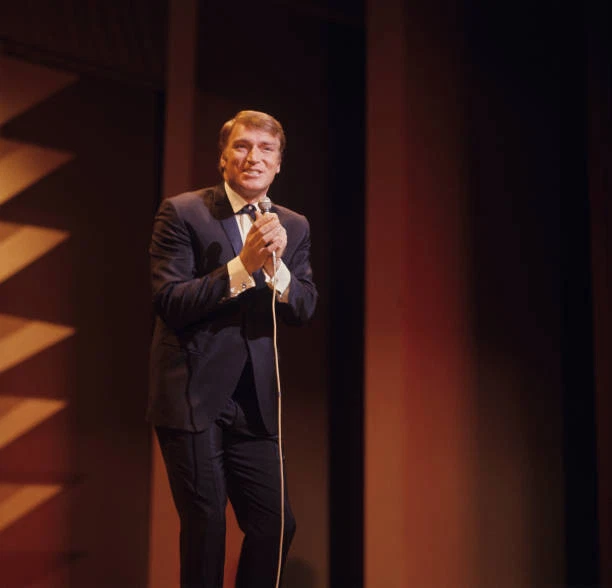 SINGER FRANK IFIELD Performs On Stage 1970S Old Music Photo EUR 6,61 ...