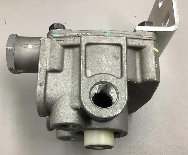 BENDIX 909828 T-111918-A Air Brake Relay Valve w/Bracket (B592) $132.15 ...