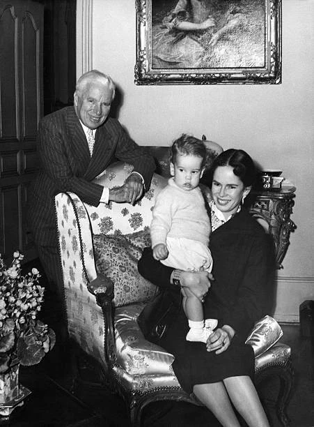 CHARLIE CHAPLIN ACTOR director Great Britain with wife Oona an- 1955 ...