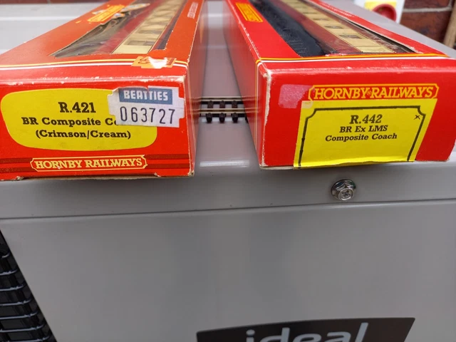 HORNBY OO R.421 and R442 BR COMPOSITE COACHES CRIMSON / CREAM - £16.14 ...