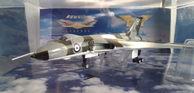 CORGI: AVRO VULCAN B2, XM595 27 Sqn RAF Waddington 1971, 1:144 scale ...