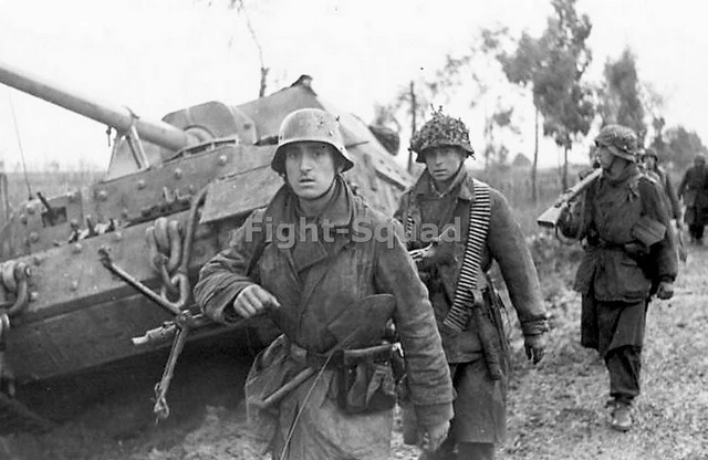 WW2 PICTURE PHOTO Italy 1944 German MG42 machine gun passing Elefant ...