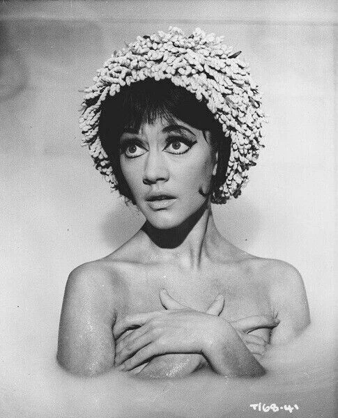 AMANDA BARRIE UNSIGNED 10" x 8" Photo - Carry On Cleo *1 £2.70 ...