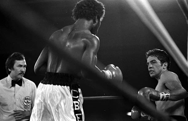 BOBBY CHACON AVOIDS The Punch V Cornelius Boza Edwards 1 Old Boxing ...