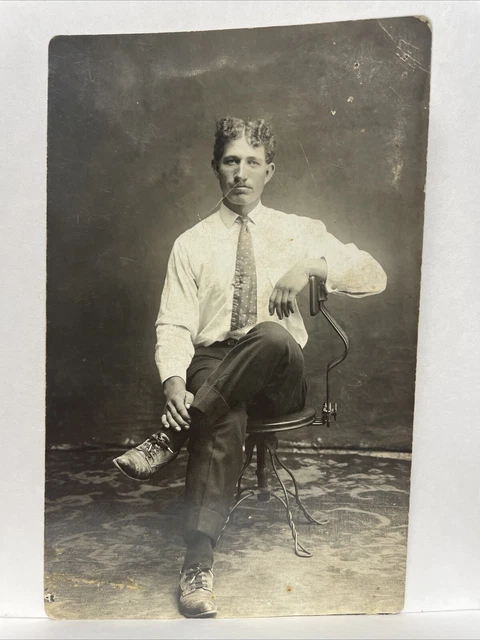 CARTOLINA RPPC UOMO Con Grande Baffo In Posizione Incrociata c1924 EUR ...