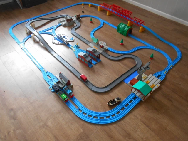 TOMY TRACKMASTER THOMAS the tank engine train set battery trains/cranky ...