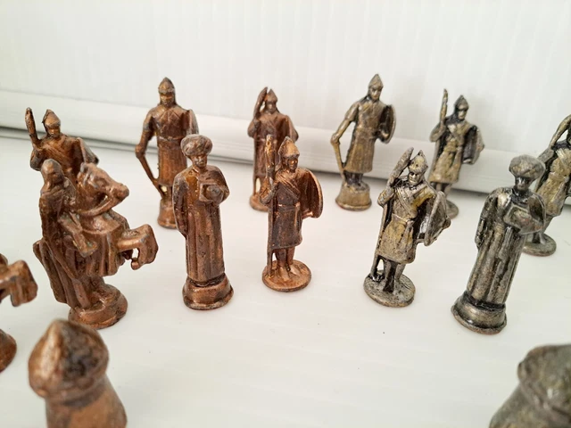 LEAD ROMAN SOLDIERS Knights Figures Complete Chess Set Vintage EUR 23 ...