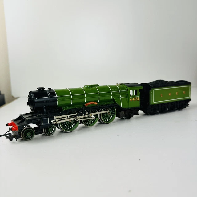 HORNBY MODEL RAILWAY LNER OO 4472 Flying Scotsman Loco Train & Tender £ ...