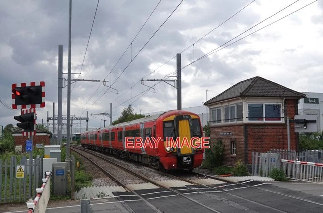 PHOTO CLASS 387 387204 Passes Colthrop Crossing Signal Box 30/07/21 Ex ...