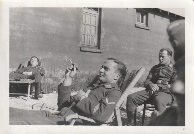 PHOTO SOLDAT ALLEMAND WW2 Luftwaffe pause cigarette au soleil - 3853 ...