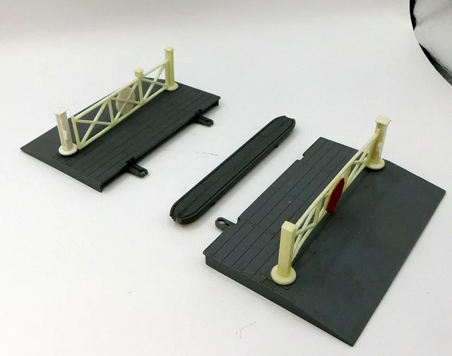 TRIANG R495 SINGLE Track Level Crossing (grey) with gates OO (524) £6. ...