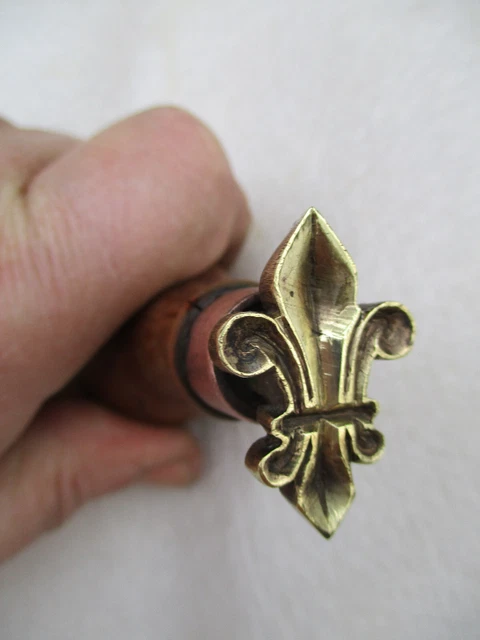 CACHET À SCELLER. Sceau ancien bois + laiton ou bronze. Fleur de Lys ...