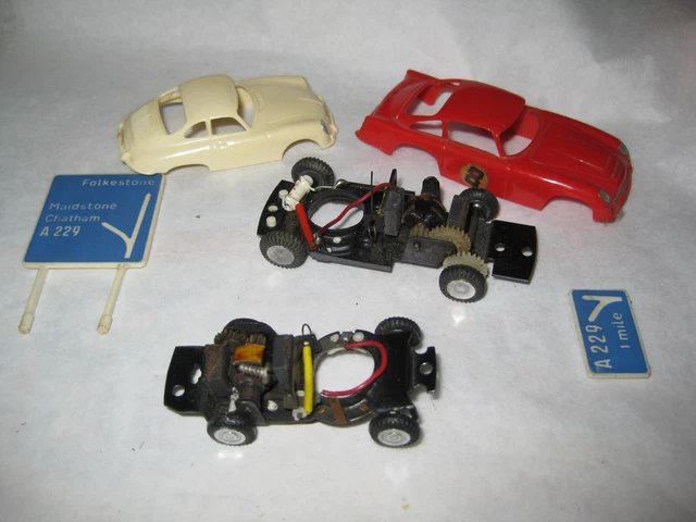 TRIANG MINIC MOTORWAY scrapyard. Road signs and cars Porsche and Aston ...