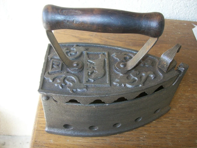 FER À BRAISES en fonte , décoré d'une lionne , objet de métier ancien ...