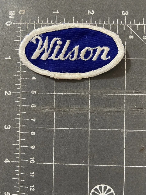 VINTAGE WILSON NAME Tag Patch Insigne Script Cursive Blanc Bleu Huile ...