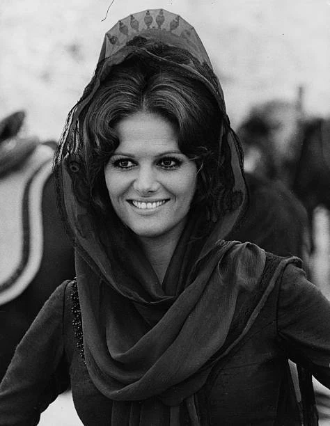 ACTRESS CLAUDIA CARDINALE in costume 1970 OLD PHOTO EUR 6,89 - PicClick IT