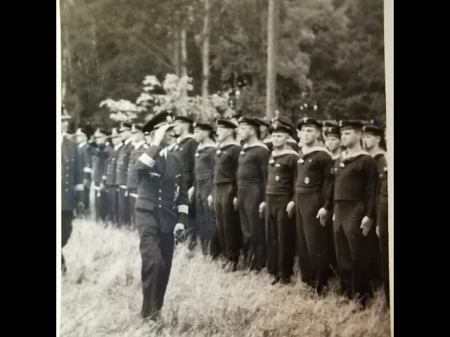 FOTO 1942 KRIEGSMARINE Dienststelle Calais Parade Offizier grüßt ...