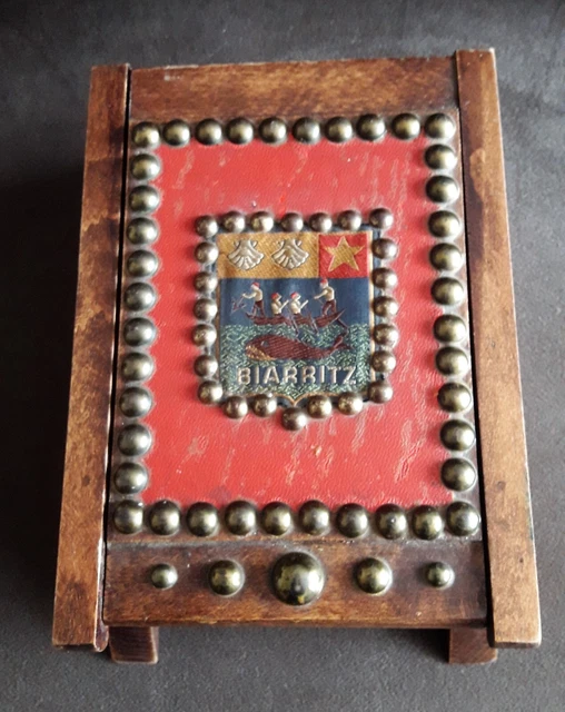 BIARRITZ COLLECTION BOÎTE ancienne bois. Blason tissu sur cuir et clous ...
