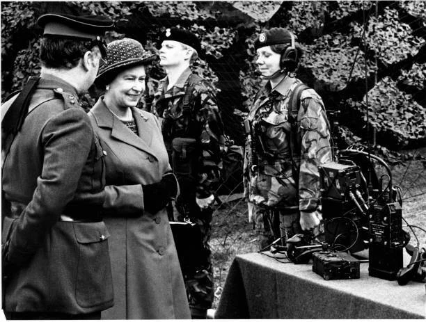 QUEEN ELIZABETH II meets Signal Corps Silver Jubilee tour Wales 1977 ...