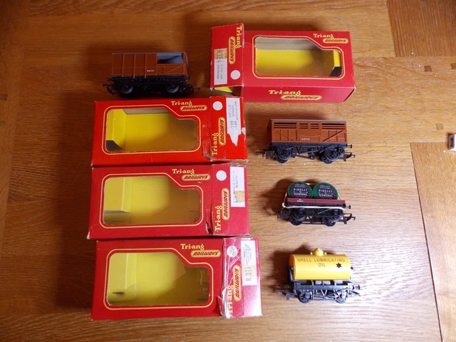 4 TRI-ANG WAGONS, SHELL LUB OIL, CABLE DRUM, CATTLE, TOAD BRAKE VAN. OO ...
