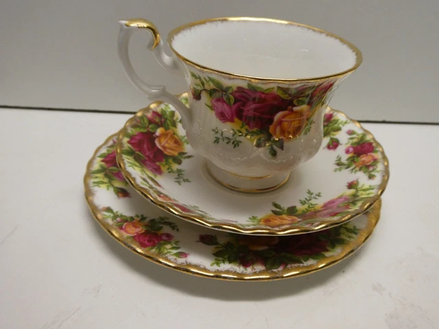 ROYAL ALBERT OLD Country Roses Bone China Porcelain Trio Cup Saucer ...