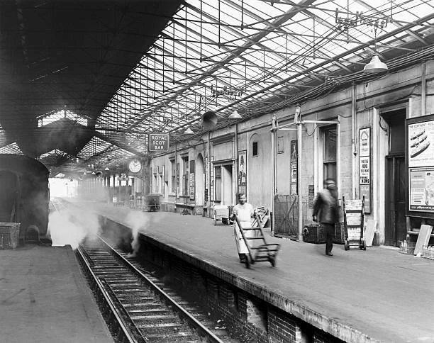 OLD TRAIN PHOTO Platform 9, showing the Royal Scot bar, Euston Station ...
